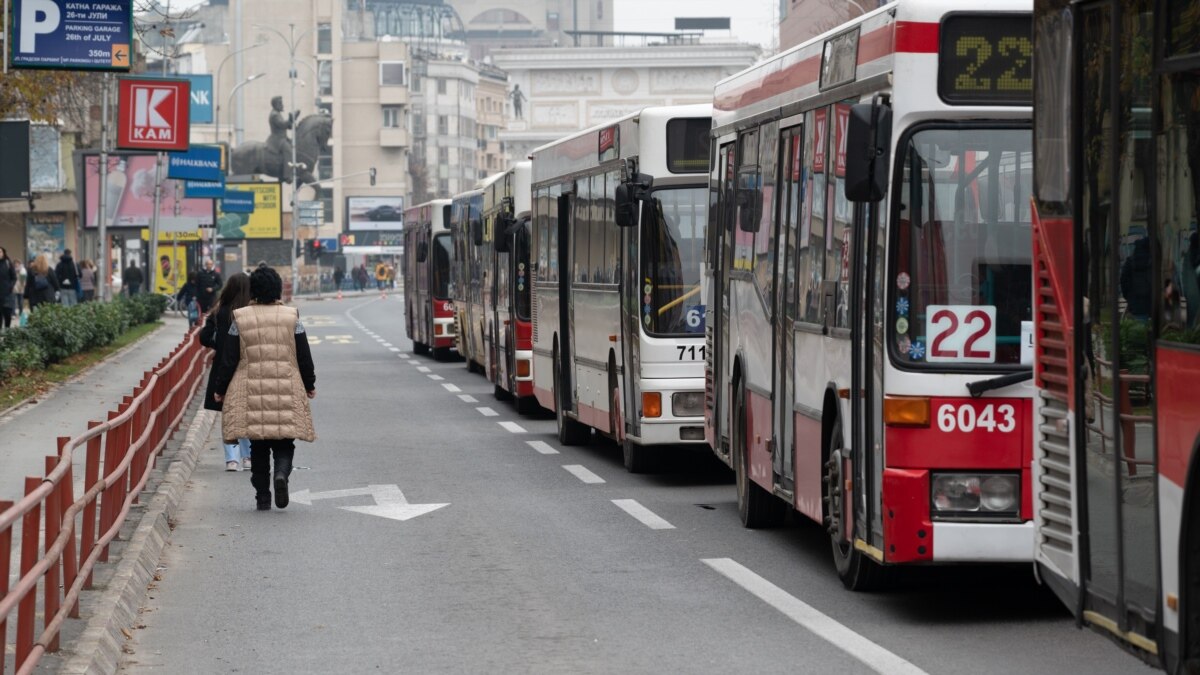 Скопје под блокада Автобуси на крстосниците граѓаните заглавени во автомобилите или пеш по улиците