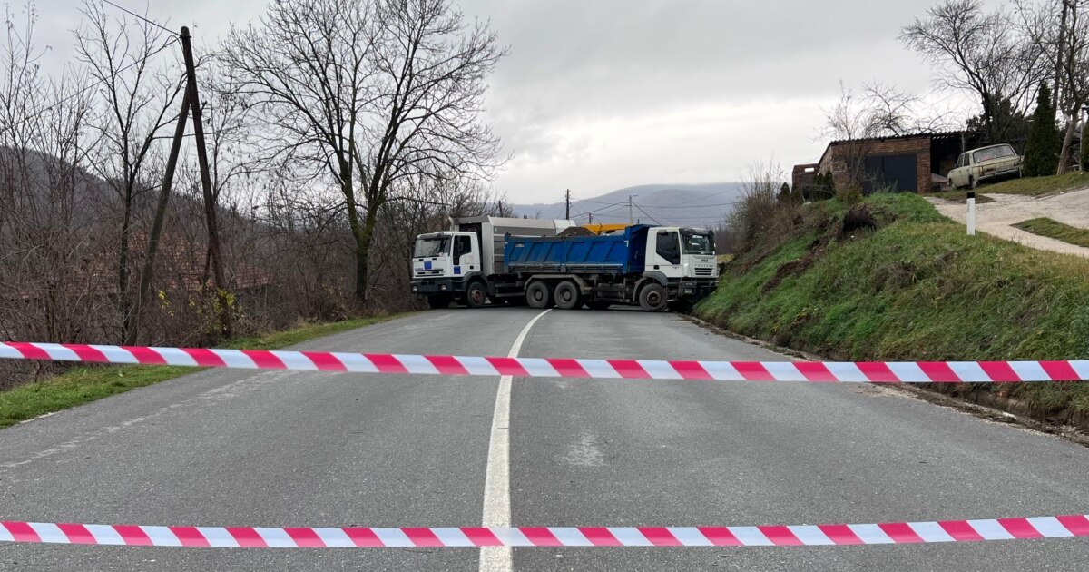 Rrugët në veriun e Kosovës mbahen të bllokuara