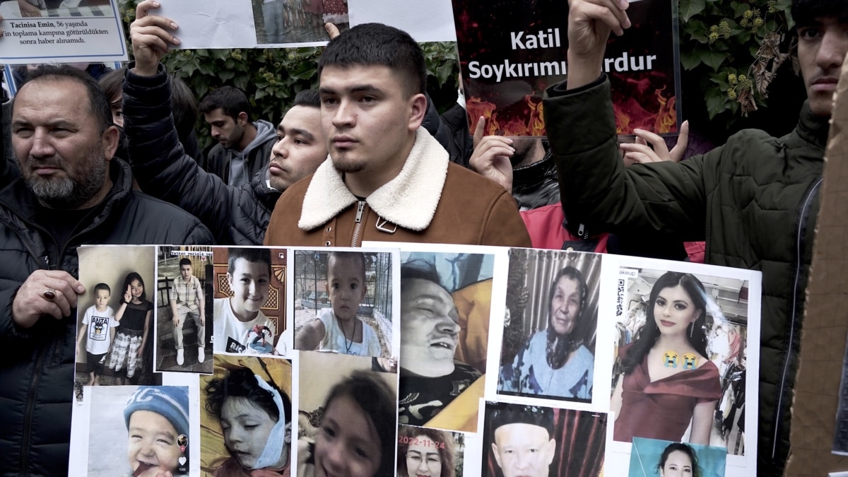 Etnis Uyghur di Istanbul Tuntut Keadilan bagi Korban Kebakaran Urumqi