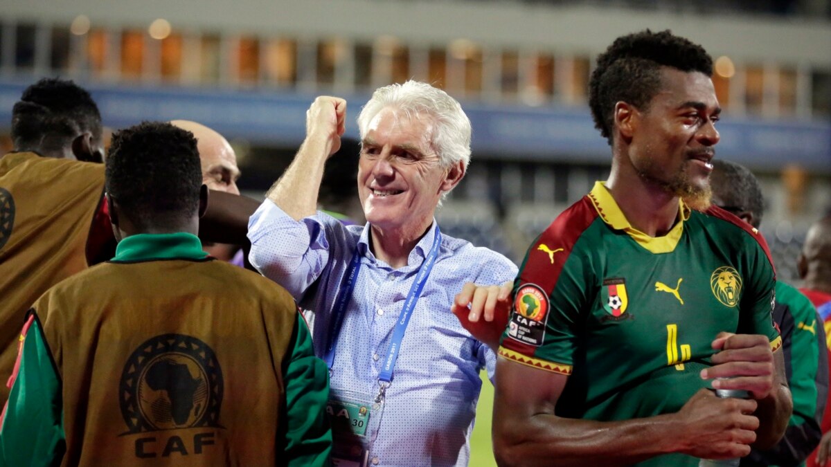 CAN 2017 : le coach camerounais Broos et son capitaine Moukandjo ...