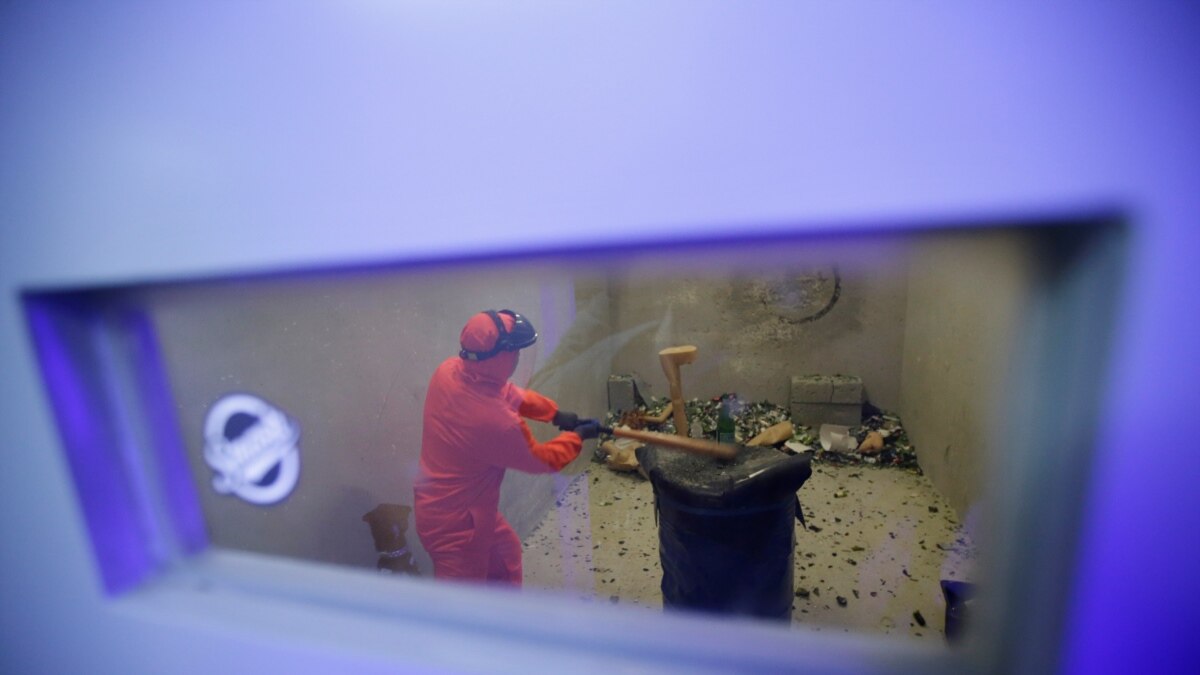 Chinese Release their Tensions in ‘Anger Room’