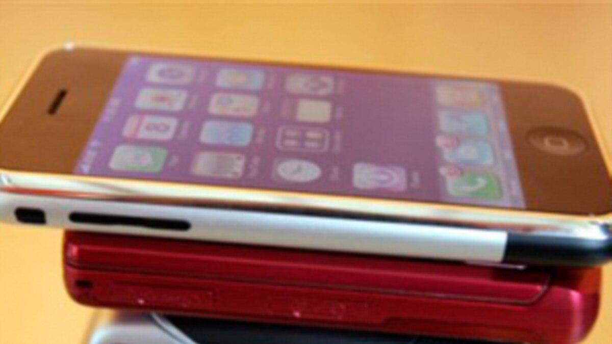 Scientists Point to Possible Health Effects of Cell Phones