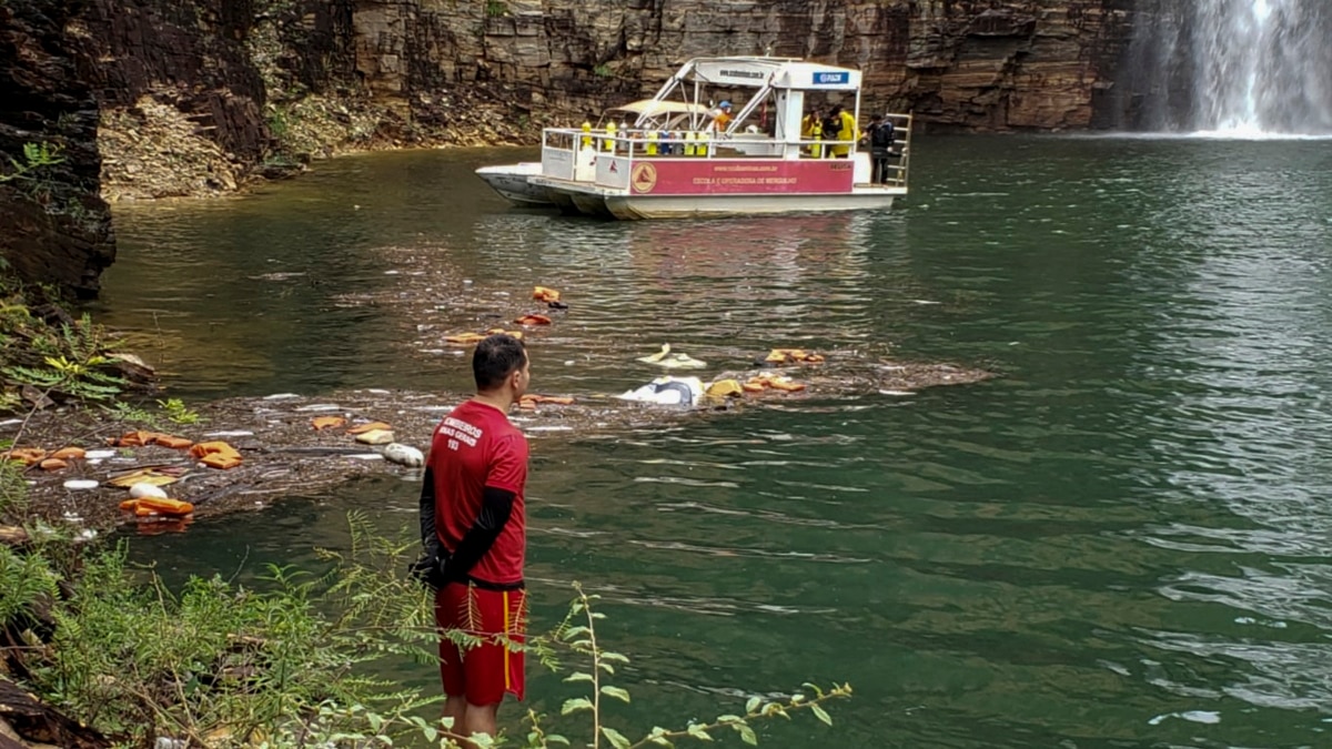 Death Toll in Rockfall on Brazilian Lake Rises to 10