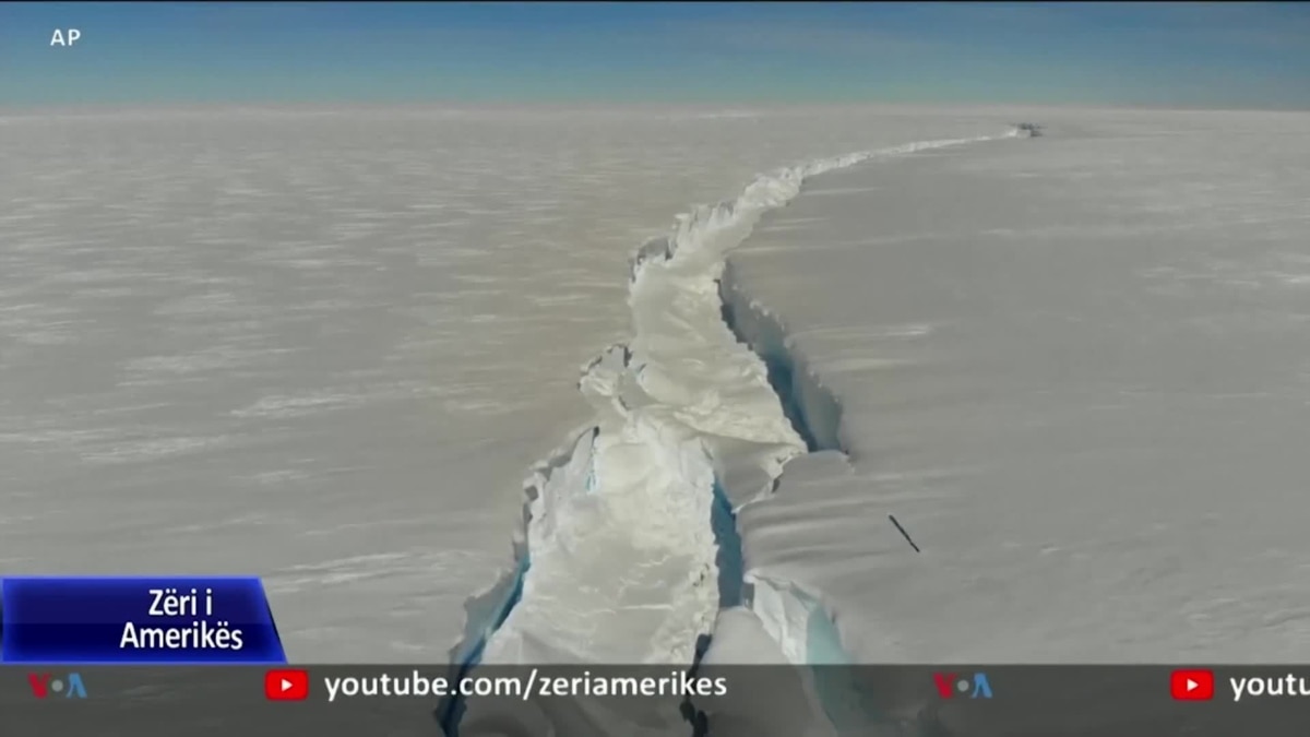 Ajsbergu shkëputet nga akullnaja në Antarktikë