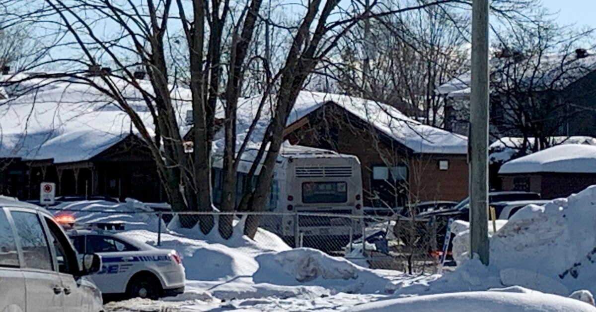 Yon Otobis Antre Nan Yon Gadri nan Quebec