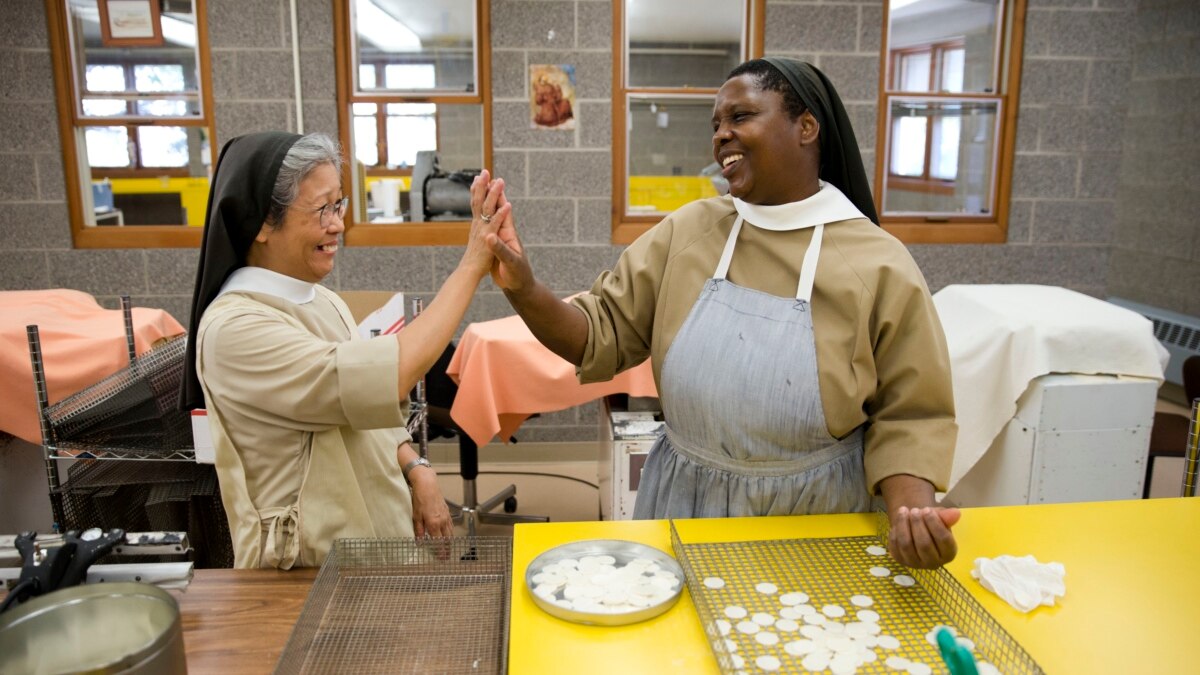 Cloistered Nuns Bake Altar Breads for Papal Mass in Philly