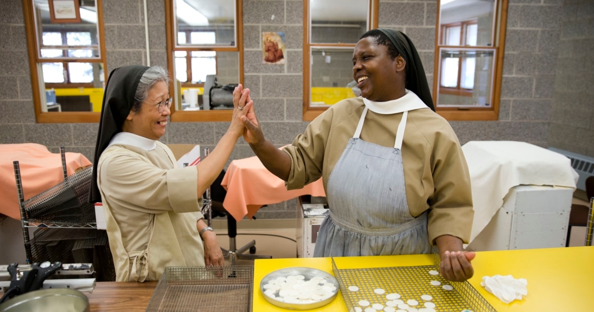 Cloistered Nuns Bake Altar Breads for Papal Mass in Philly