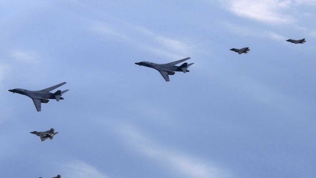 미군 전략폭격기 B-1B, 한∙일 전투기와 연합 훈련…미 정찰 자산 한반도 상공서 포착