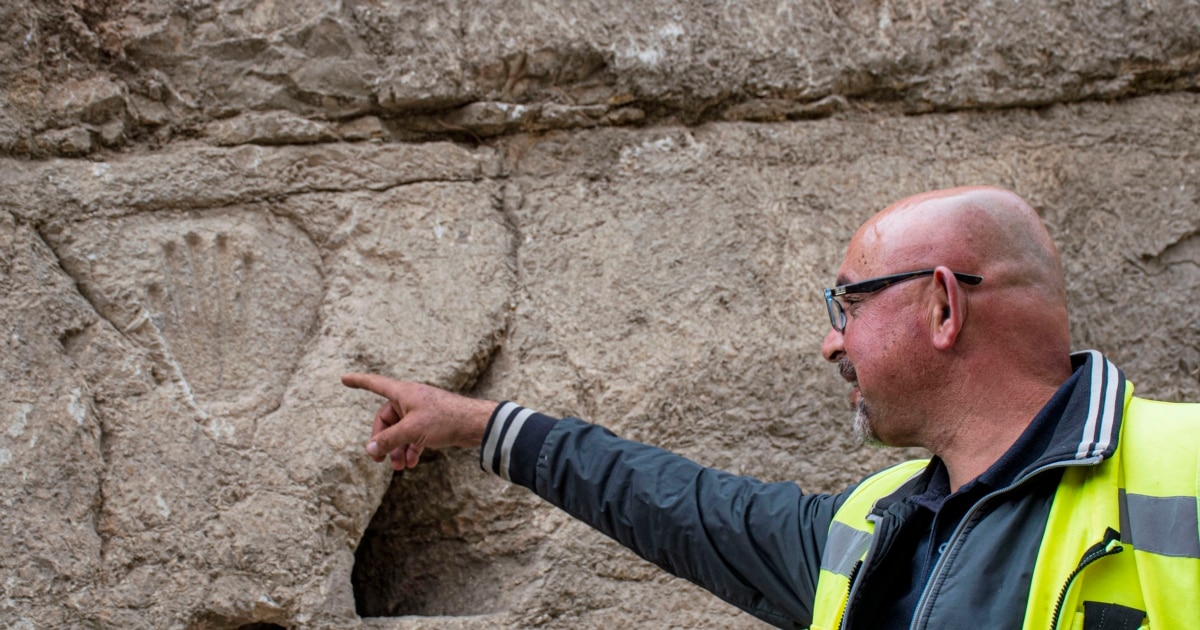 Ancient Jerusalem Hand Imprint Baffles Israel Experts