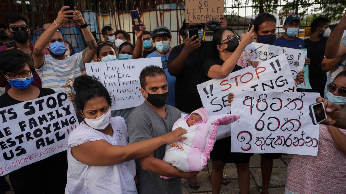 Sri Lanka Cabinet Resigns After Protesters Defy Curfew Sri Lanka Cabinet Resigns After Protesters Defy Curfew