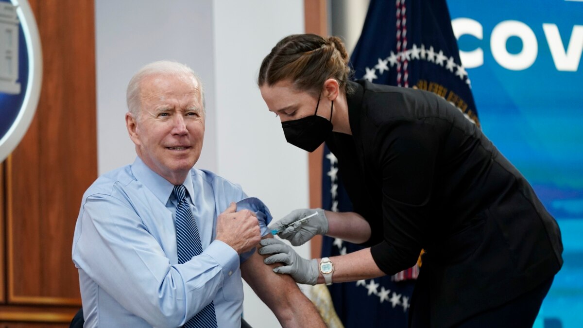 Biden Resevwa yon 4em Vaksen Kont COVID-19