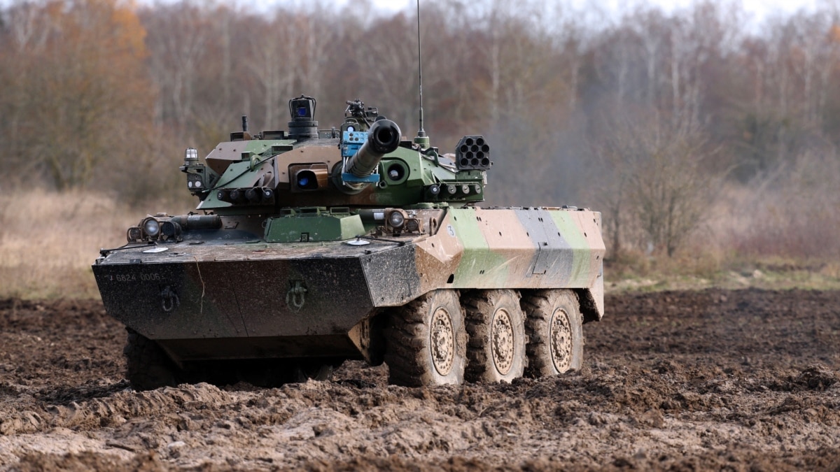 Зеленский поблагодарил Макрона за поставки Украине легких танков AMX-10