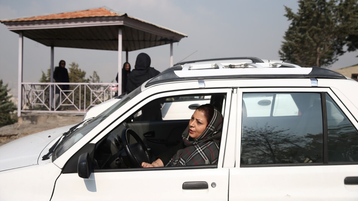 Iran Issues Warning on Mandatory Headscarf in Cars Iran Issues Warning on Mandatory Headscarf in Cars