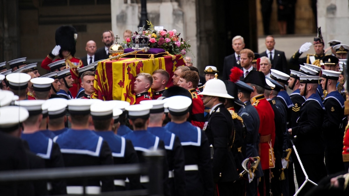 Passing Britain's Crown - the Interment