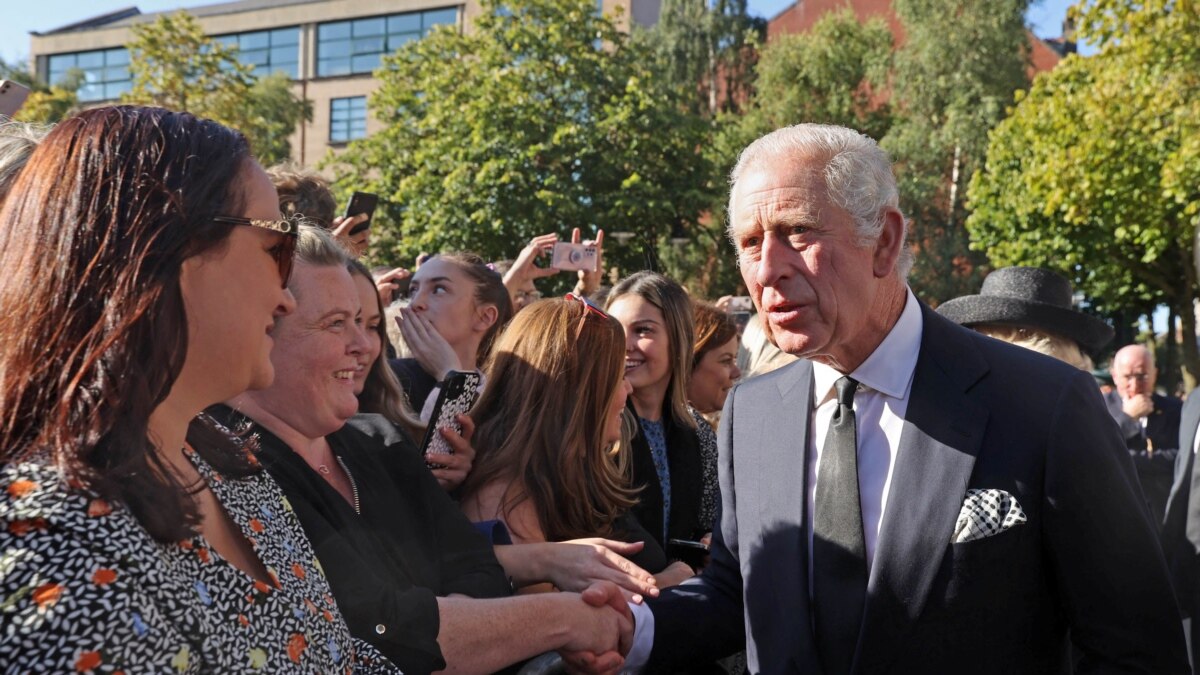 Britanik yo Apiye Nouvo Wa Charles, Depi li Pe Bouch li