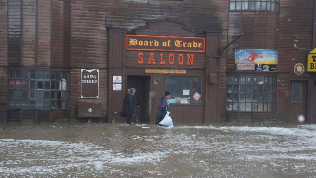 Banjir Mereda Setelah Badai Hantam Wilayah Barat Alaska Banjir Mereda Setelah Badai Hantam Wilayah Barat Alaska