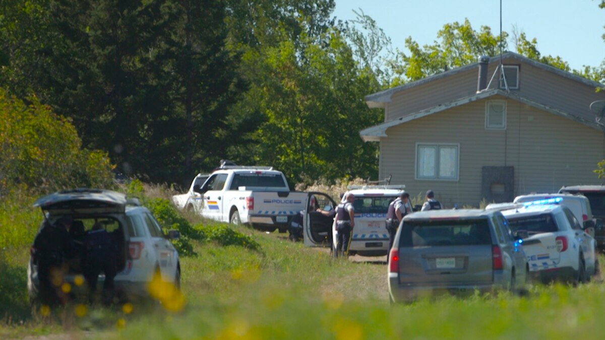 Canadian Police Surround Home in Search for Stabbing Suspect