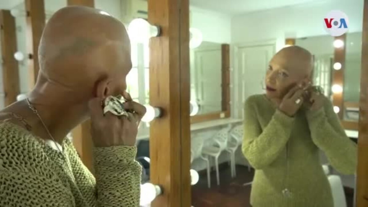 Una modelo sin cabello encarna la lucha por la belleza sin etiquetas