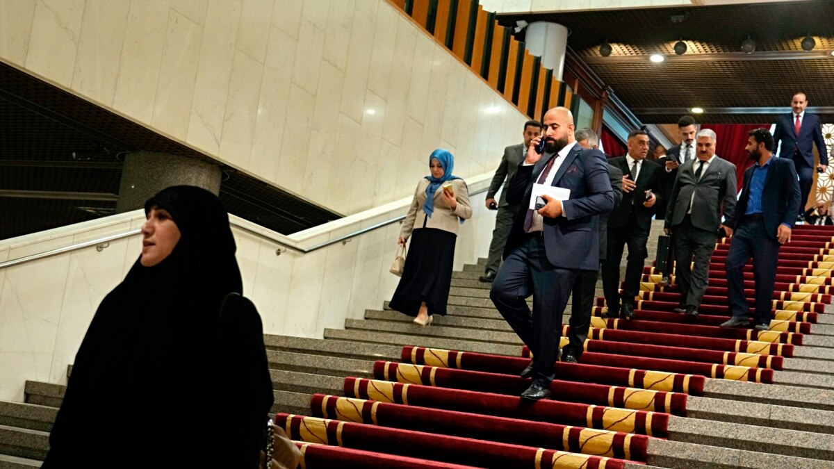 Iraq Parliament Swears in New Members After Walkout of 73