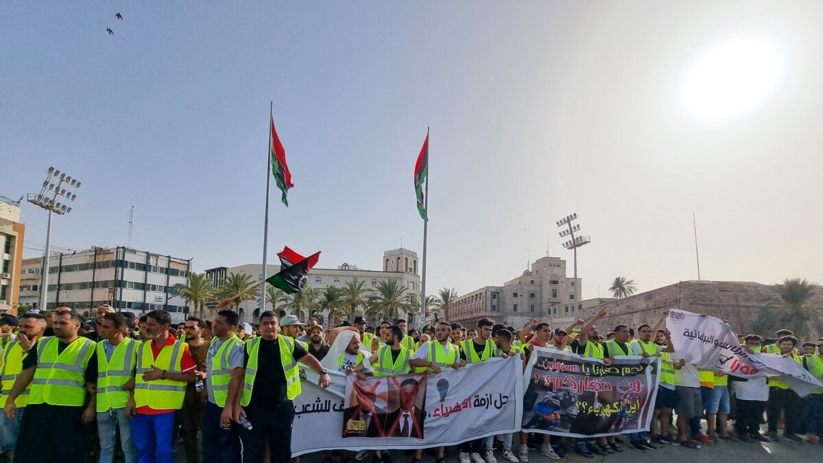 Libya Protesters Storm Parliament Building in Tobruk