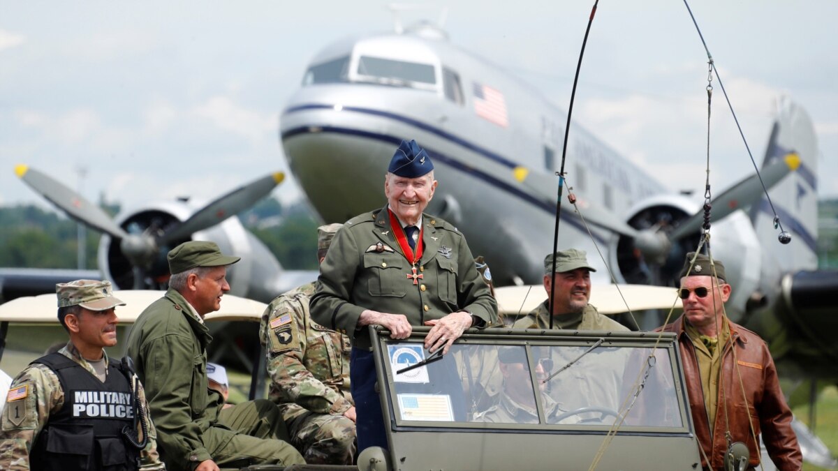 ‘Candy Bomber’ Honored in Germany 70 Years After Historic Berlin Airlift
