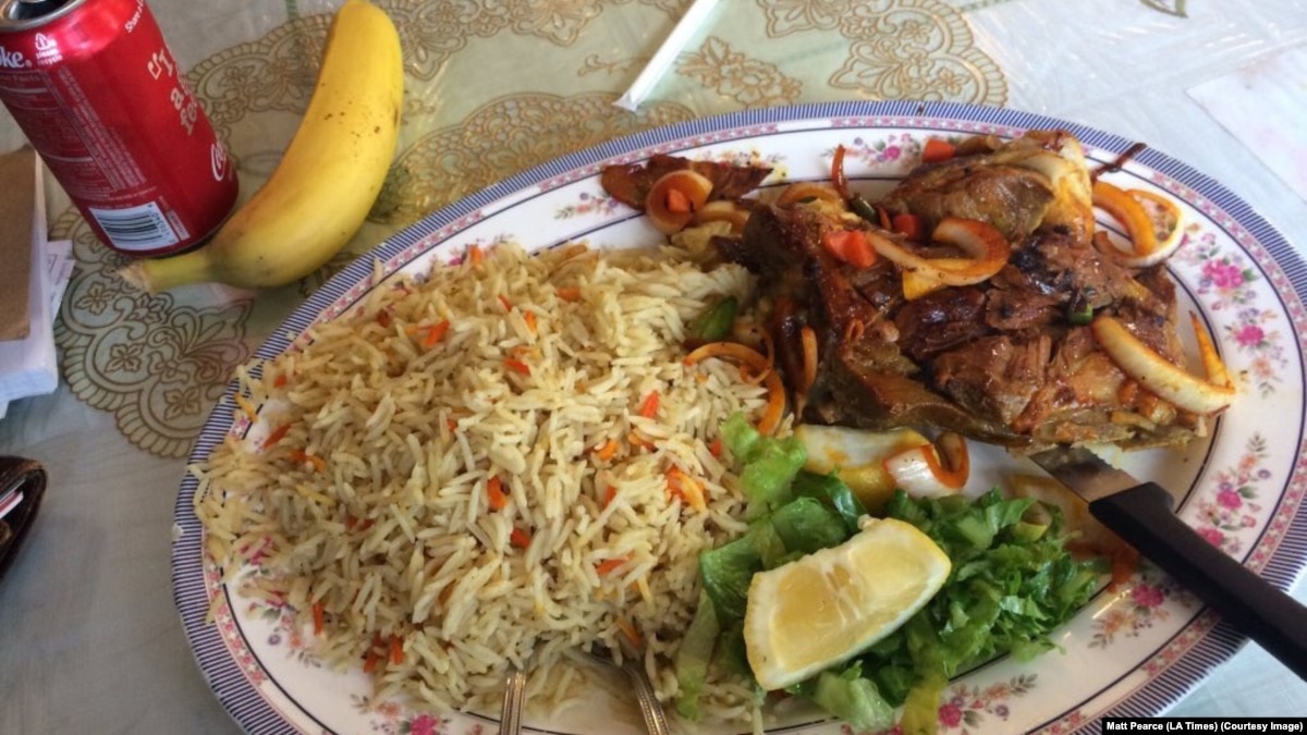 Twitter Teaches American Reporter How to Eat Somali Food