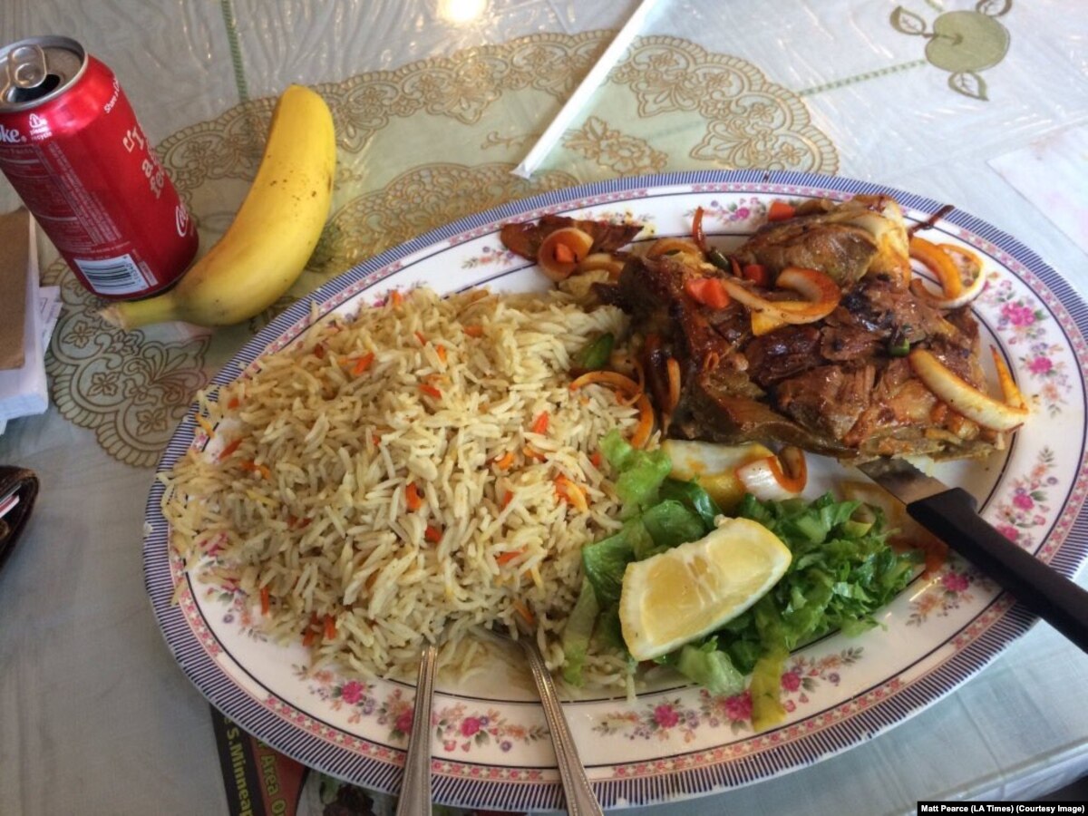 Twitter Teaches American Reporter How to Eat Somali Food