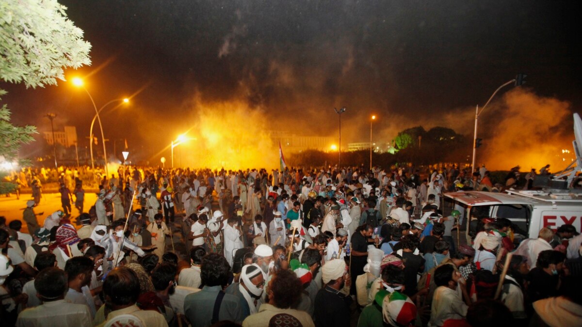Reports: Hundreds Injured in Islamabad Protests