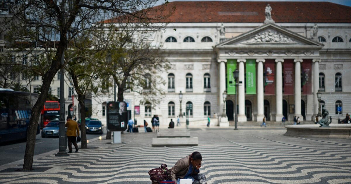 Patung Raja Portugis Berusia 126 Tahun Hancur karena ‘Selfie’