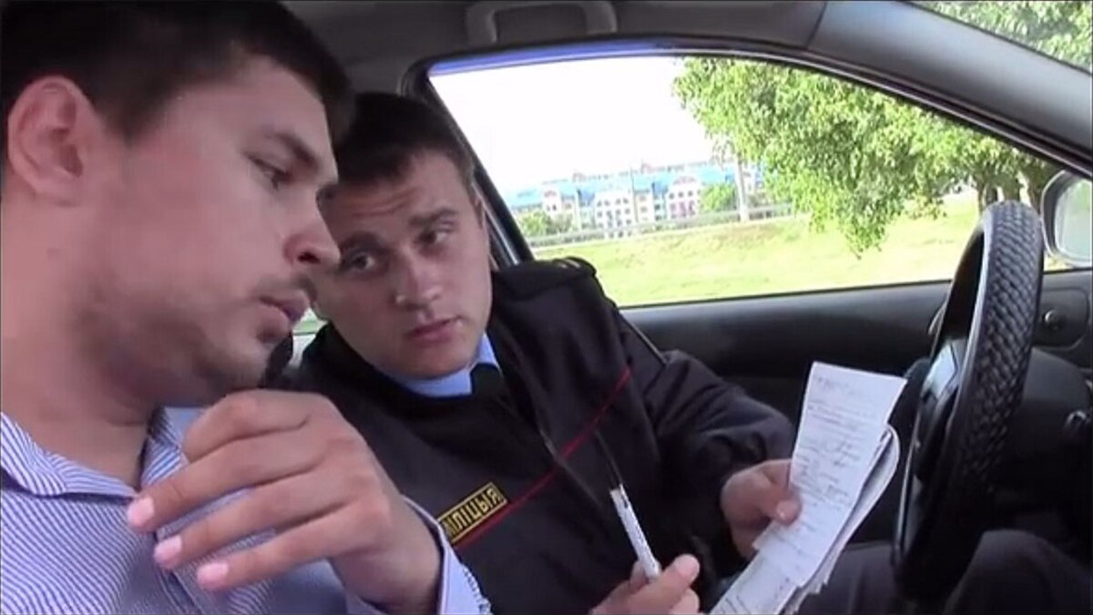 Belarusian Man’s Efforts to Educate Citizens, Police Goes Viral