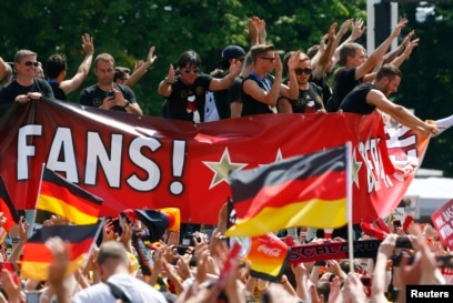 German Soccer Fans 2014 Ecstatic Crowds Welcome German World Cup Team