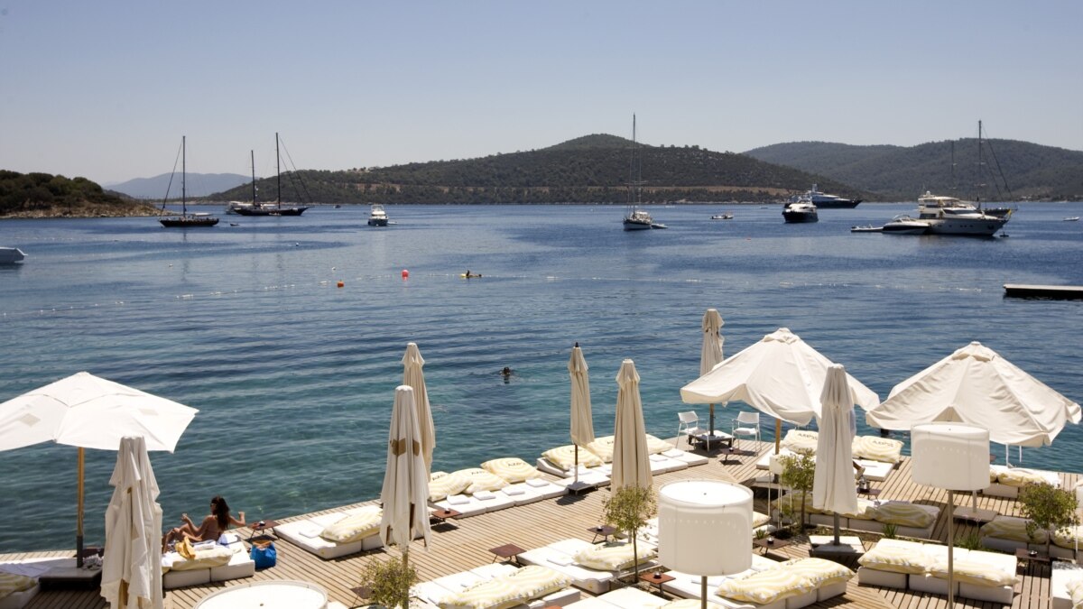 Turkish Beach Resorts Cater to Pious Muslims
