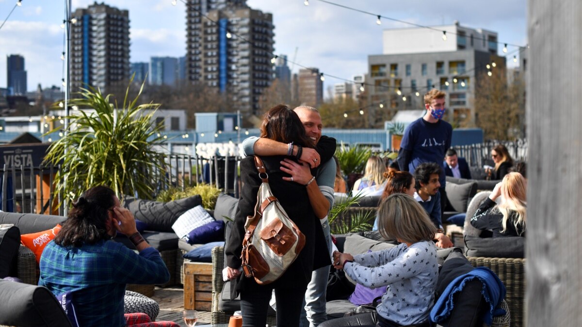 In Britain, It’s OK to Hug Again
