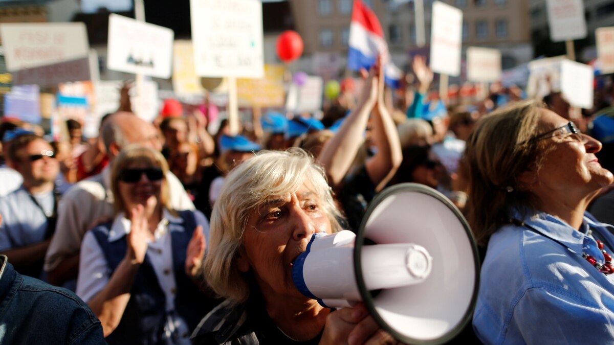 Thousands of Croatians Protest for Education Free of Politics