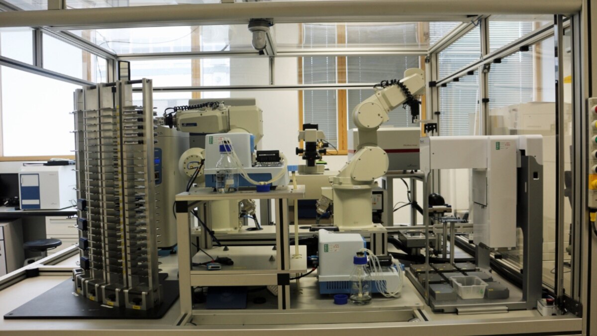 Robot Scientist Helps Design New Drugs