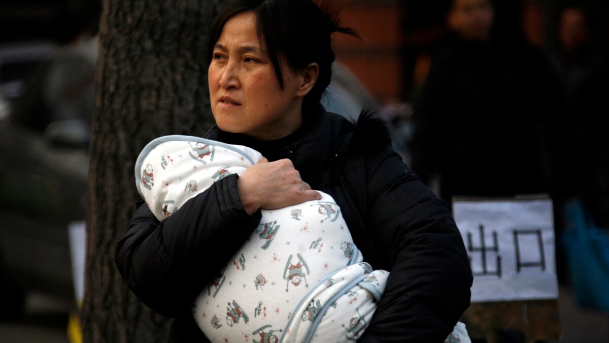Single Chinese Mothers Struggle to Overcome Social Hurdles