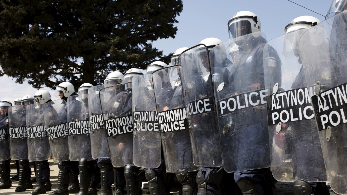 Greek Police Clash with Migrants Blocked at Macedonia Border