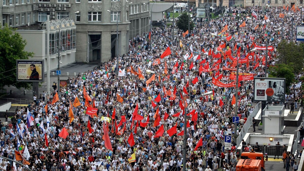 Tens of Thousands Protest in Moscow