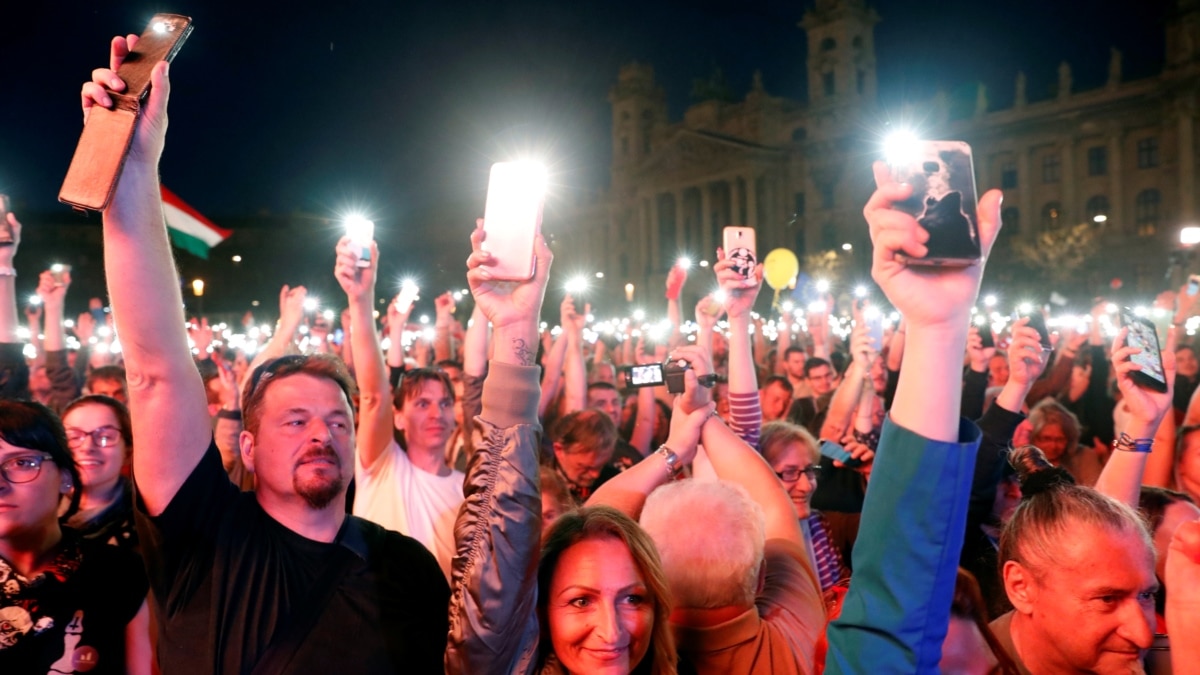 Thousands of Hungarians Protest in Budapest Against Orban Landslide