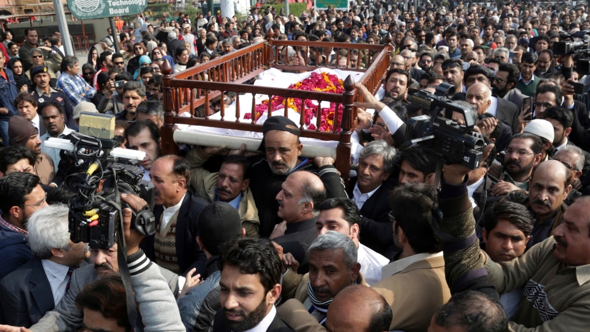 Thousands in Pakistan Attend Funeral of Prominent Rights Activists