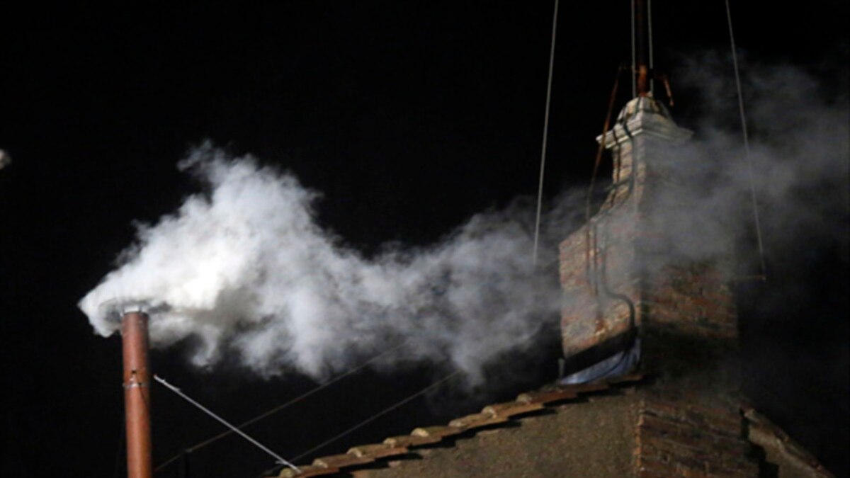 Asap Putih terlihat dari Vatikan, Konklaf Telah Pilih Paus Baru