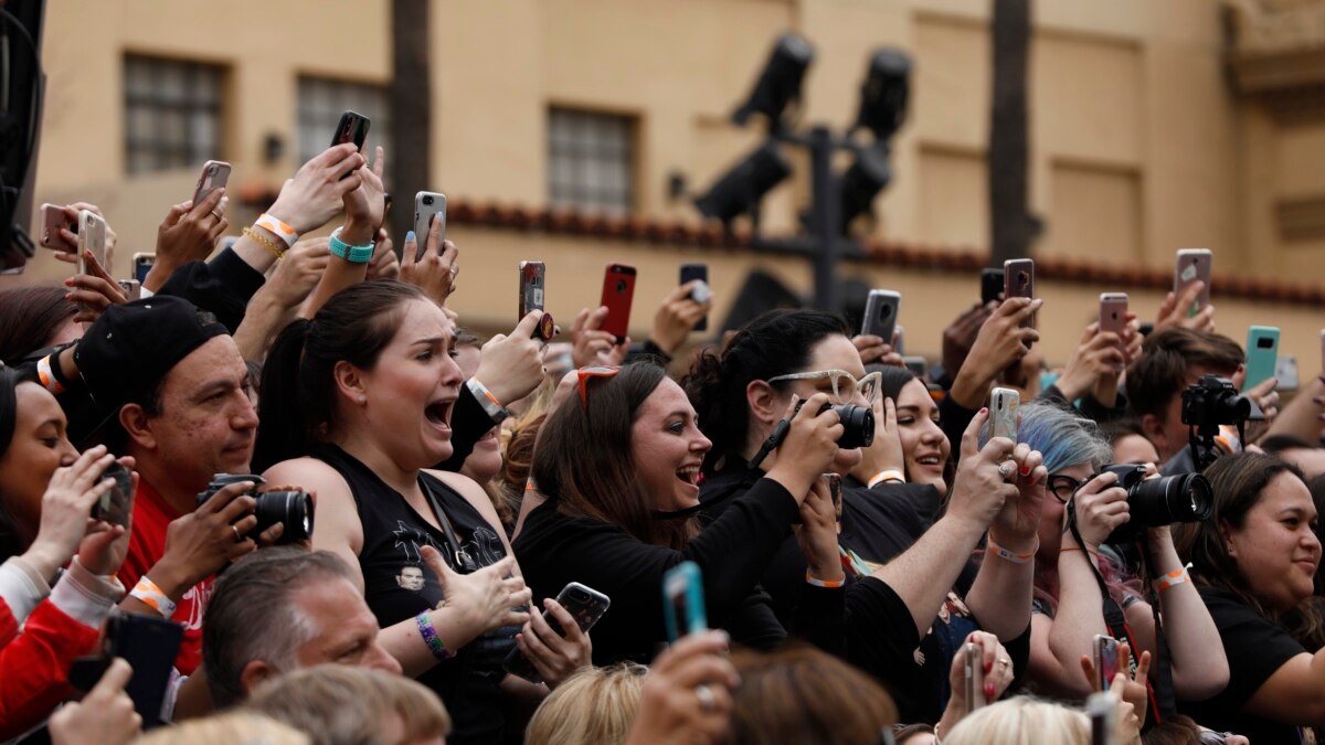 With Fans Aflutter, Boy Band 'NSync 'Reunites' for Hollywood Star