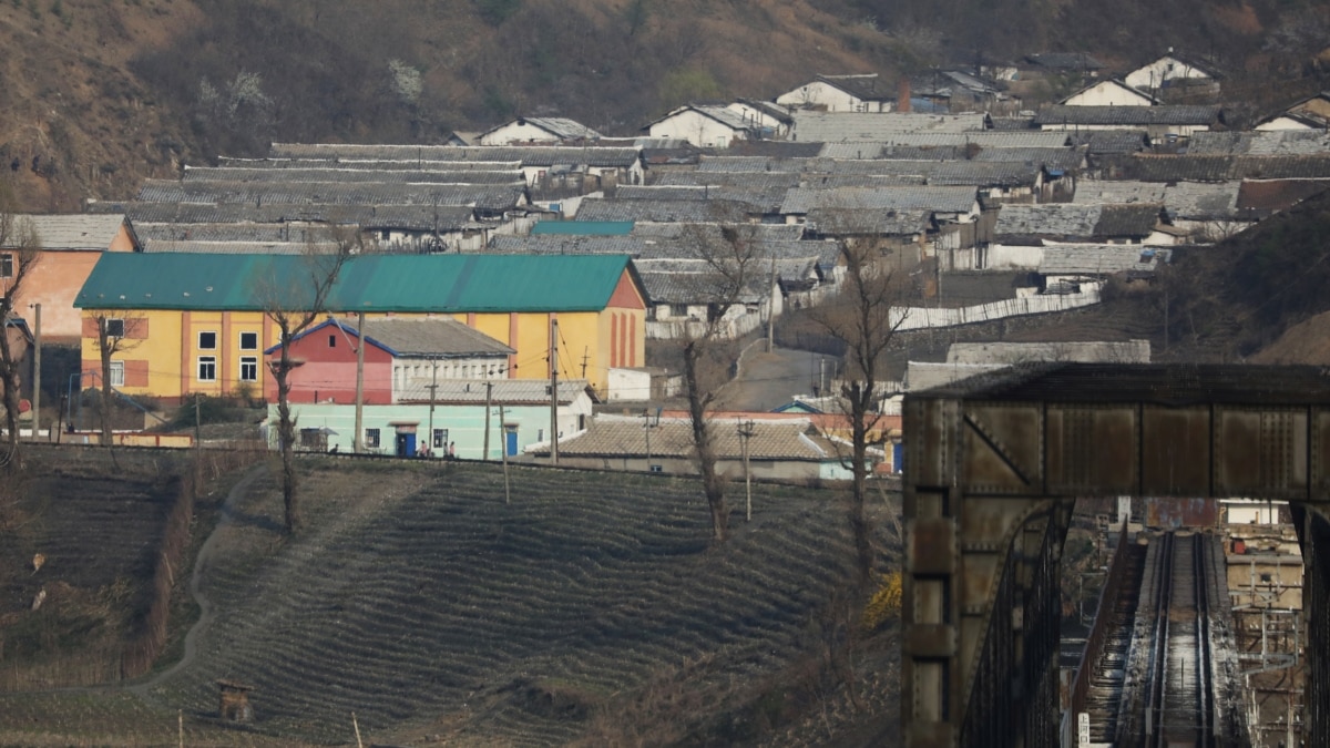 주요 언론들 북 중 국경 봉쇄 해제 여부와 북한 경제난 주목