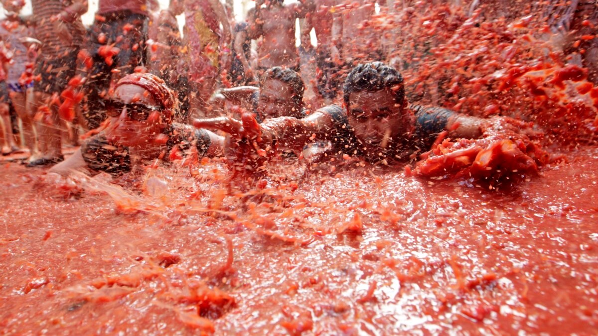 Annual Tomato Battle Leaves Spanish Town Awash in Red Pulp