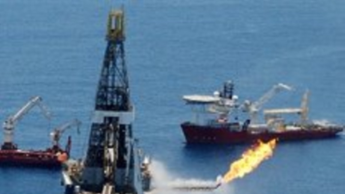 Drilling Crews Close In on Leaking Gulf Oil Well