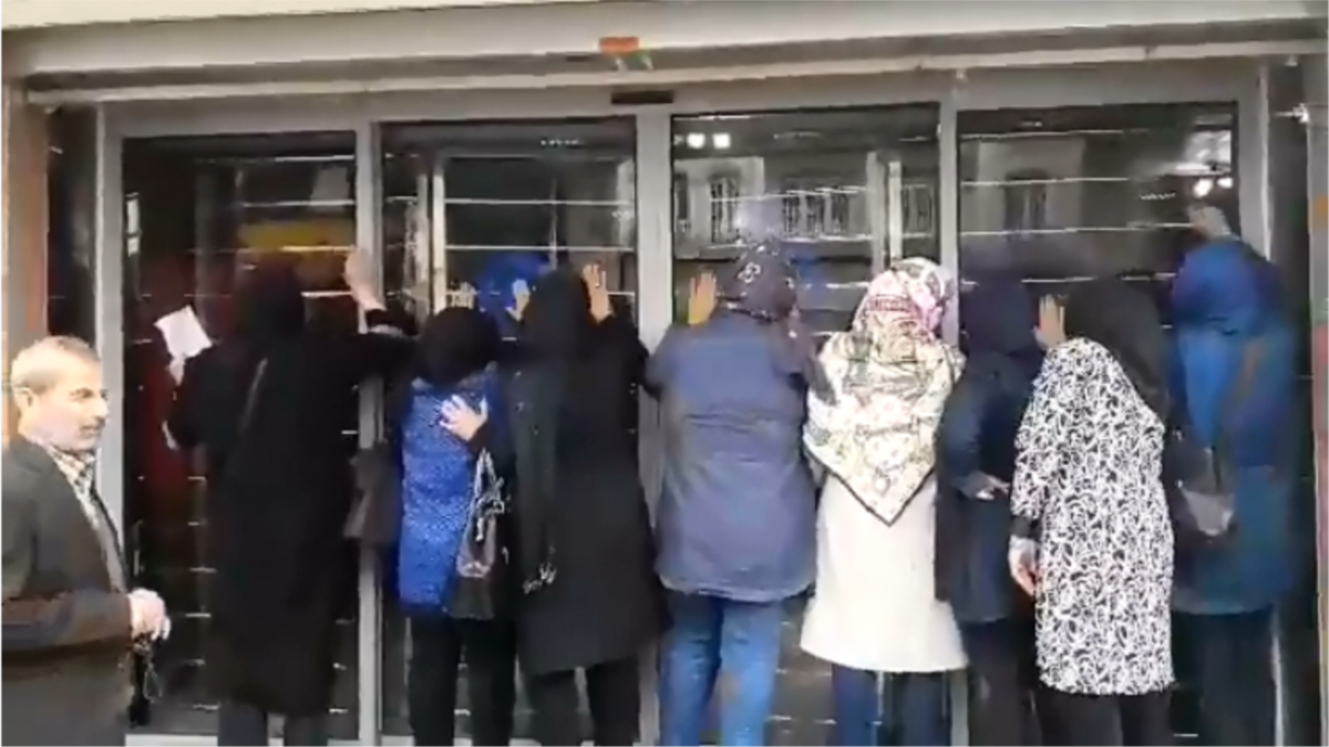 Iranian Depositors Protest 'Theft' of Money at Major Credit Institution