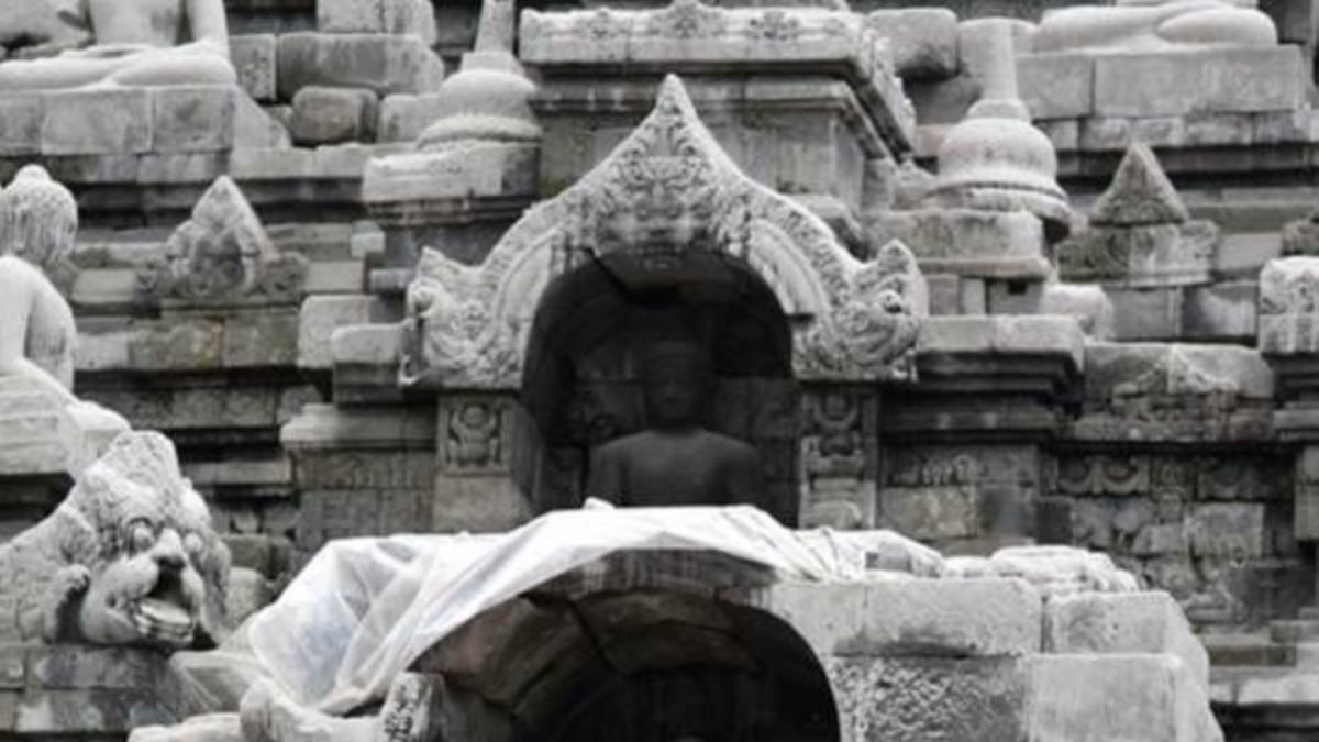 Abu Vulkanik Merapi Ancam Candi Borobudur