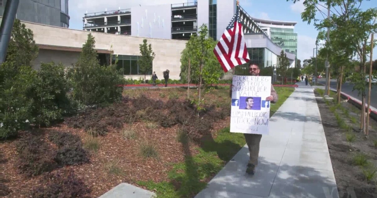 Facebook Shareholders Ask Company Leaders for More Accountability