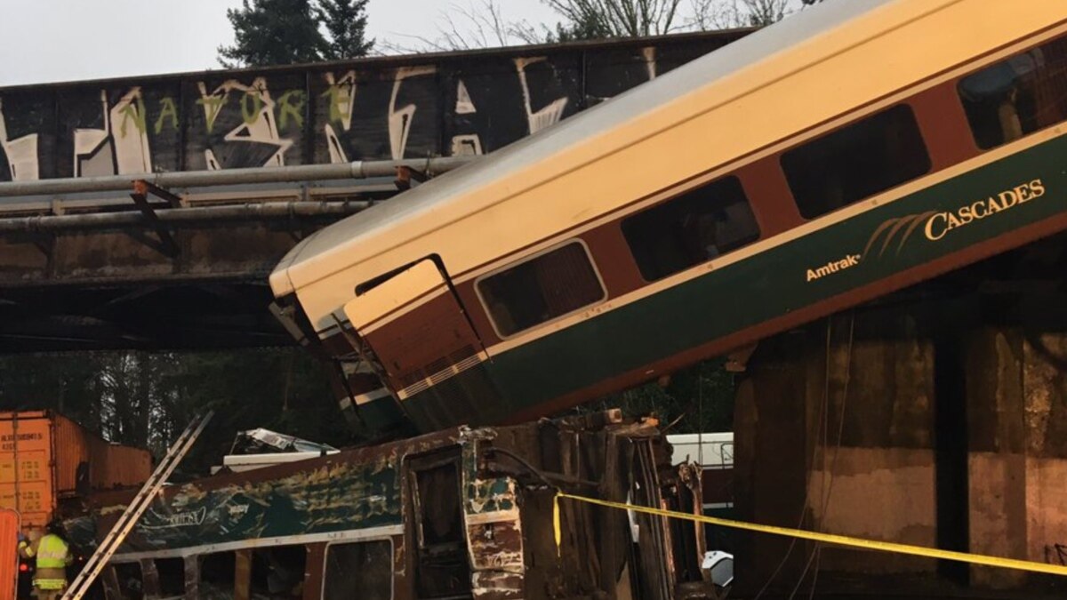 SHBA, devijon treni, vagonët varen mbi autostradë