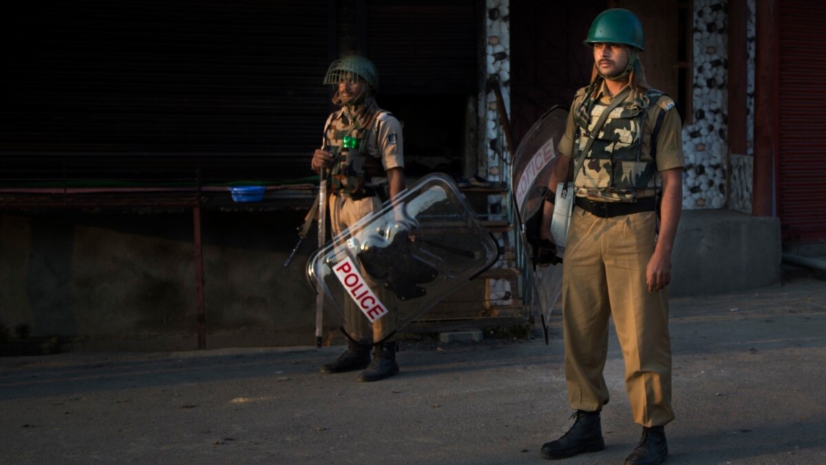 بھارتی کشمیر میں مبینہ ملک دشمن سرگرمیوں کے الزام میں مزید سرکاری ...